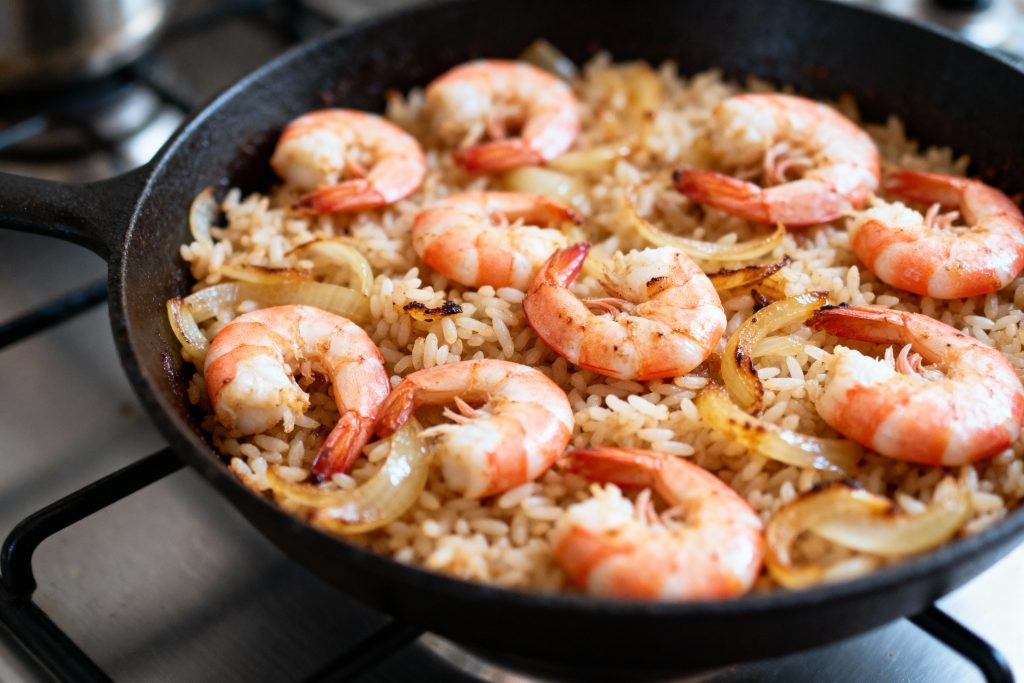 Savourez un riz aux crevettes et oignons sauté en 30 min